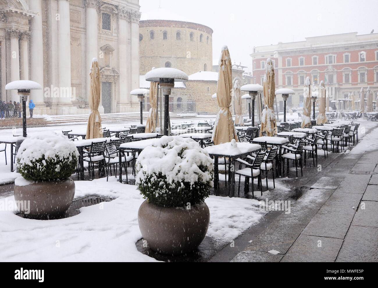 Outside bar tables hi-res stock photography and images - Alamy