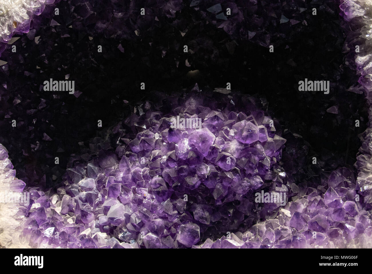 Amethyst violet purple rock hi-res stock photography and images - Alamy
