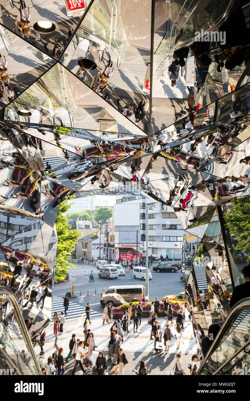 Tokyu plaza mirrors hi-res stock photography and images - Alamy