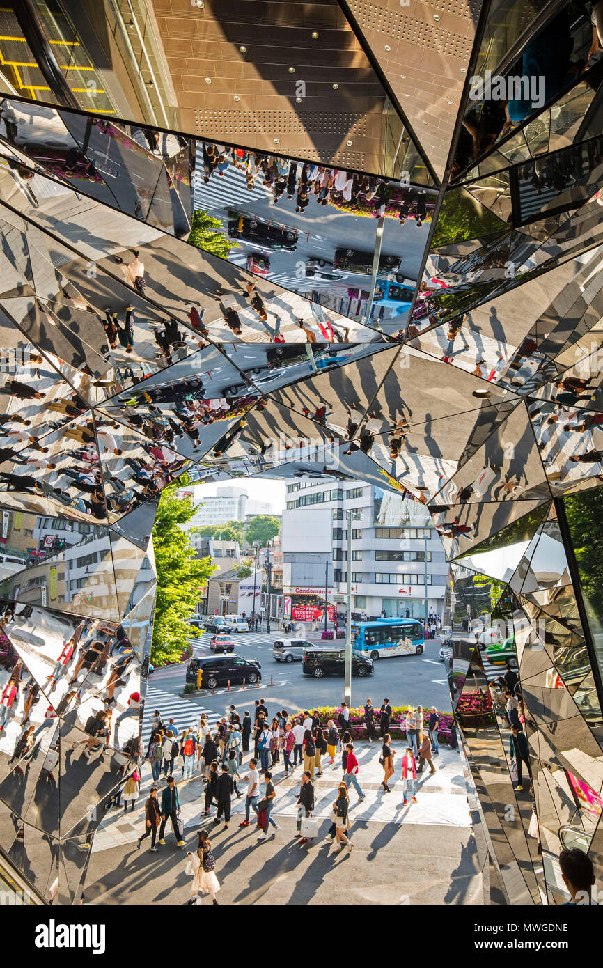 Tokyu plaza mirrors hi-res stock photography and images - Alamy