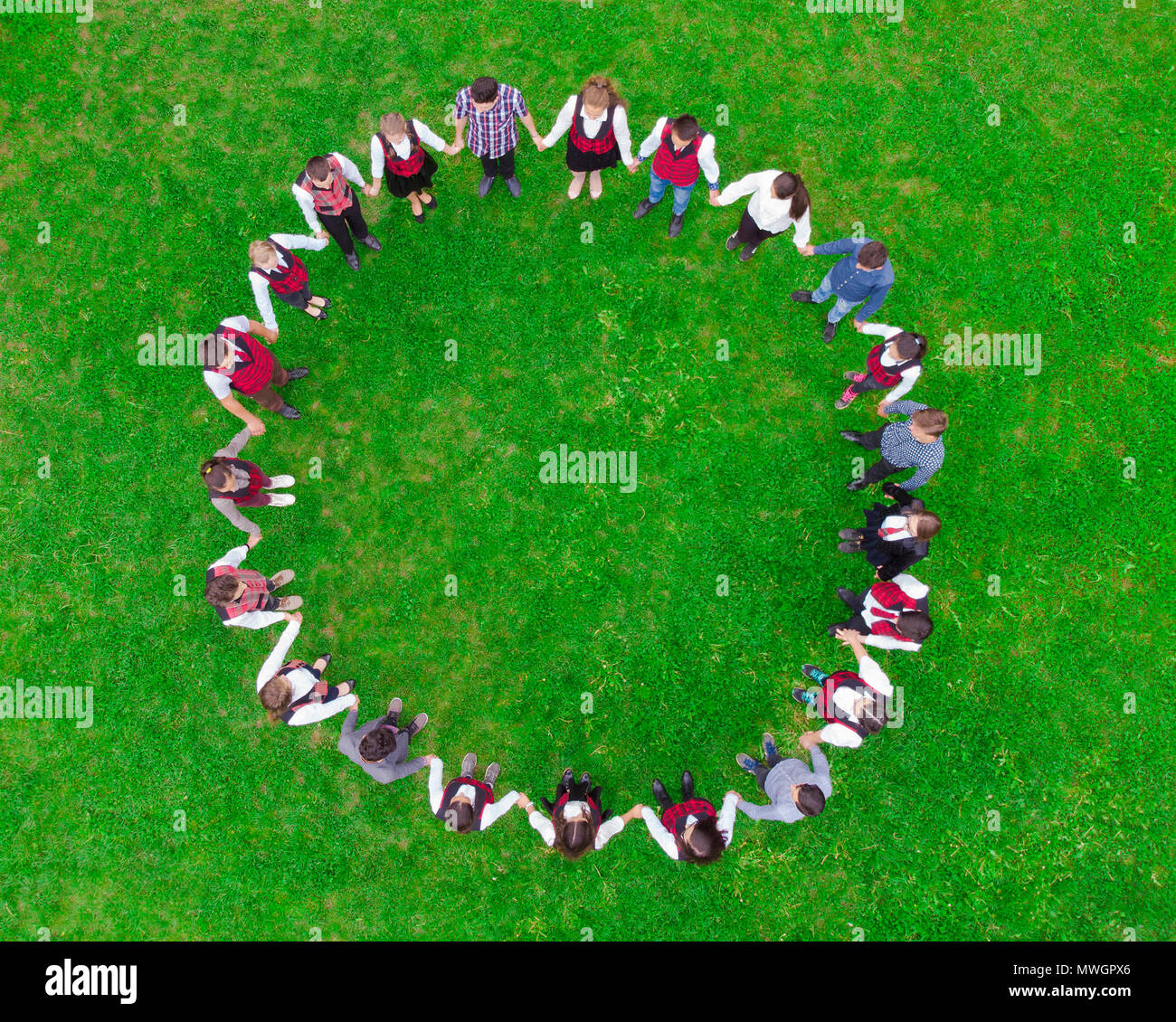 Children holding hands circle hi-res stock photography and images - Alamy
