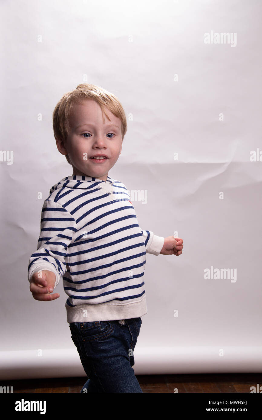 Photo shoot with paper background hi-res stock photography and images ...