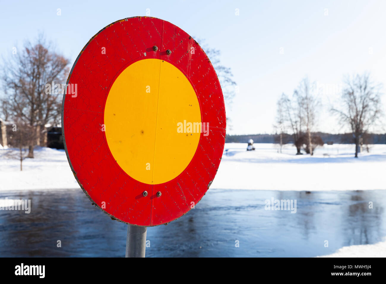 Round stop sign hi-res stock photography and images - Alamy