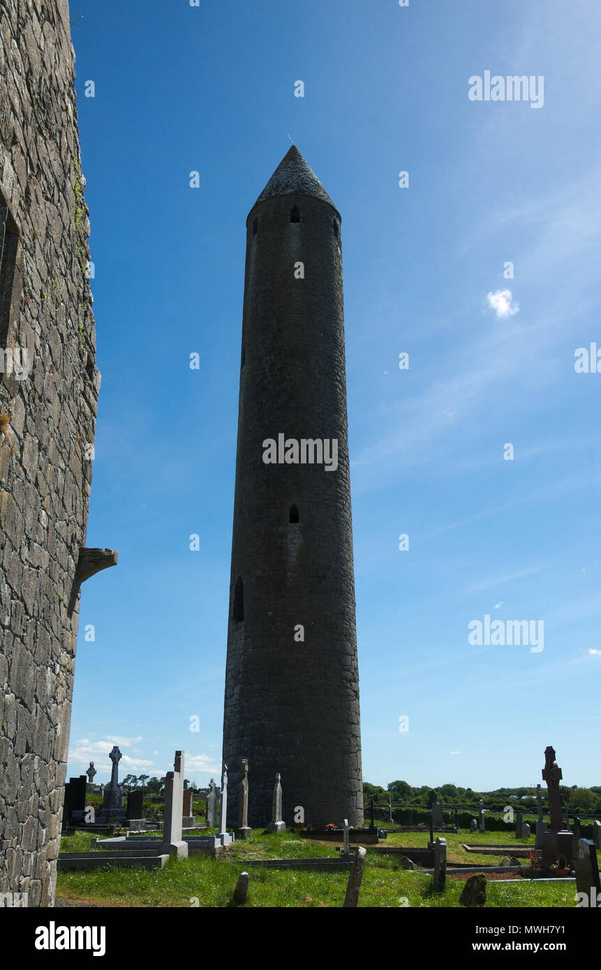 Kilmacduagh monastery ireland hi-res stock photography and images - Alamy