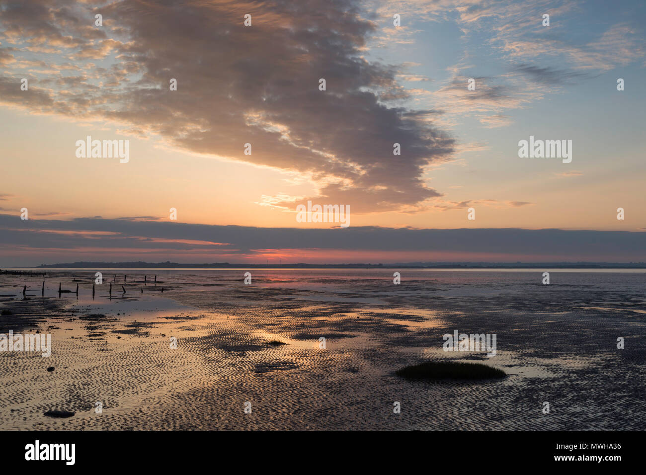Beach sunset with clouds hi-res stock photography and images - Alamy