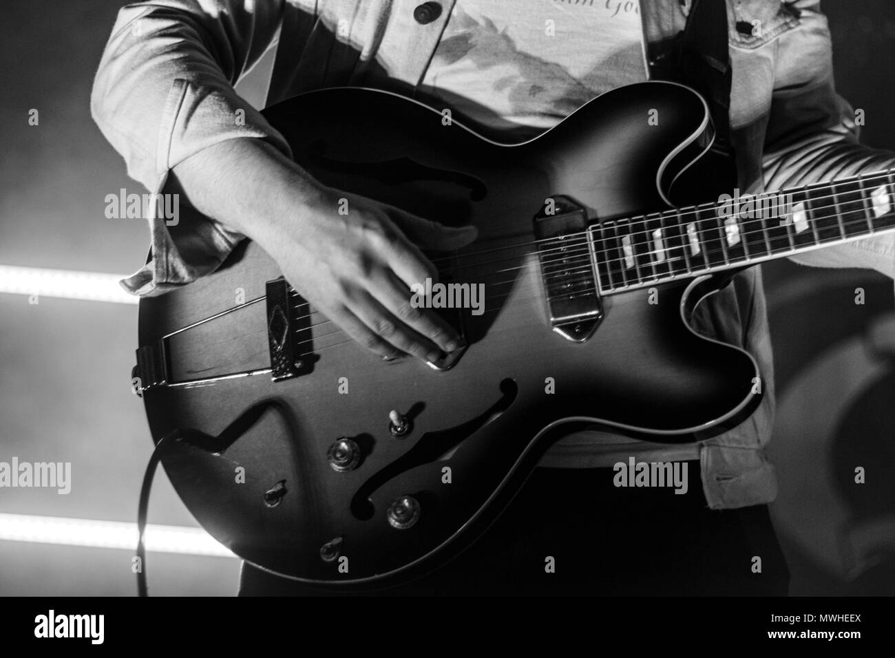 Black music player icon isolated Black and White Stock Photos & Images ...