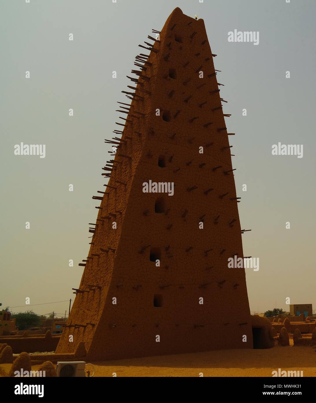 Exterior view to Grand mosque of Agadez in Niger Stock Photo - Alamy