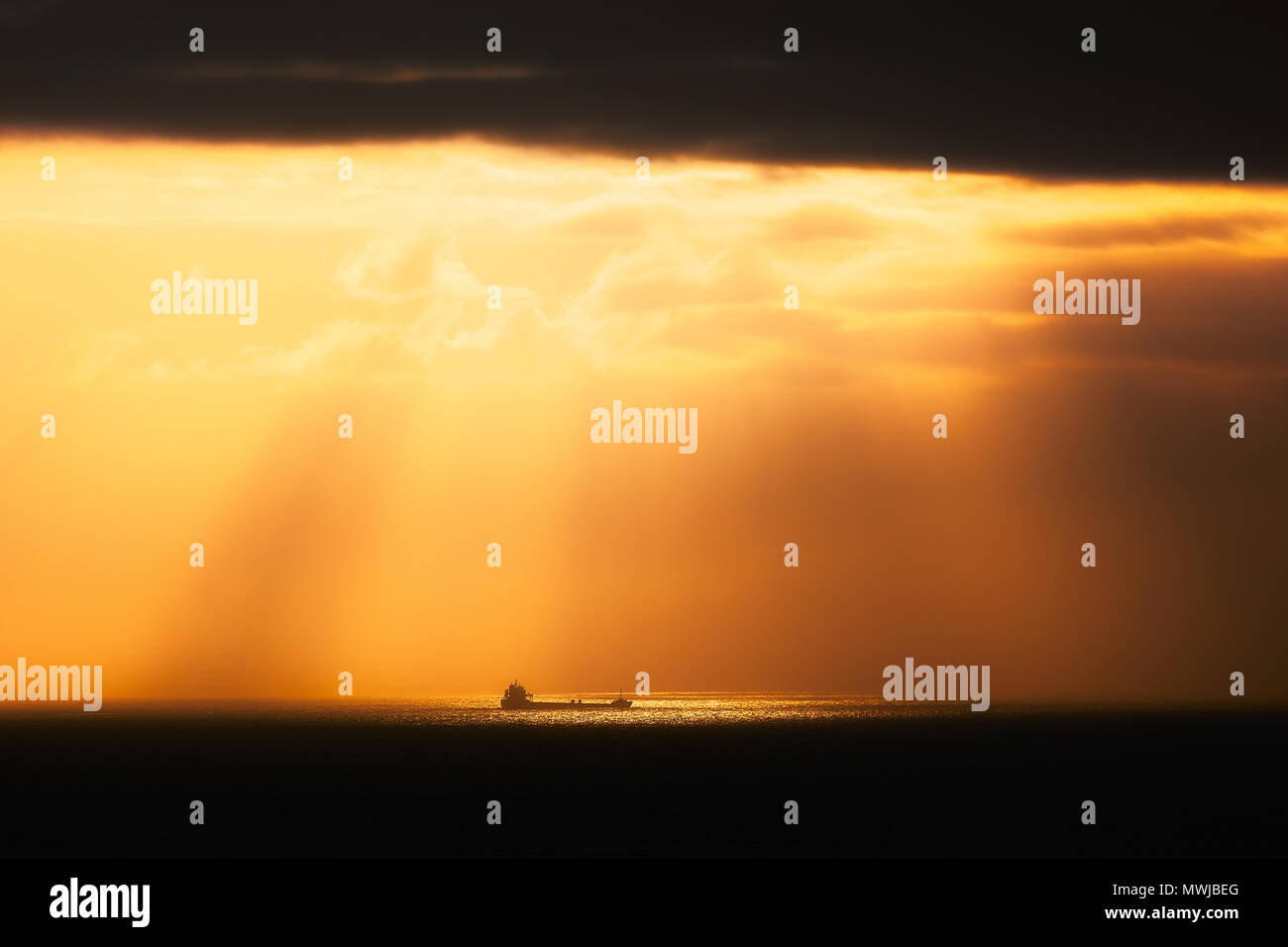 Golden sunrays hi-res stock photography and images - Alamy