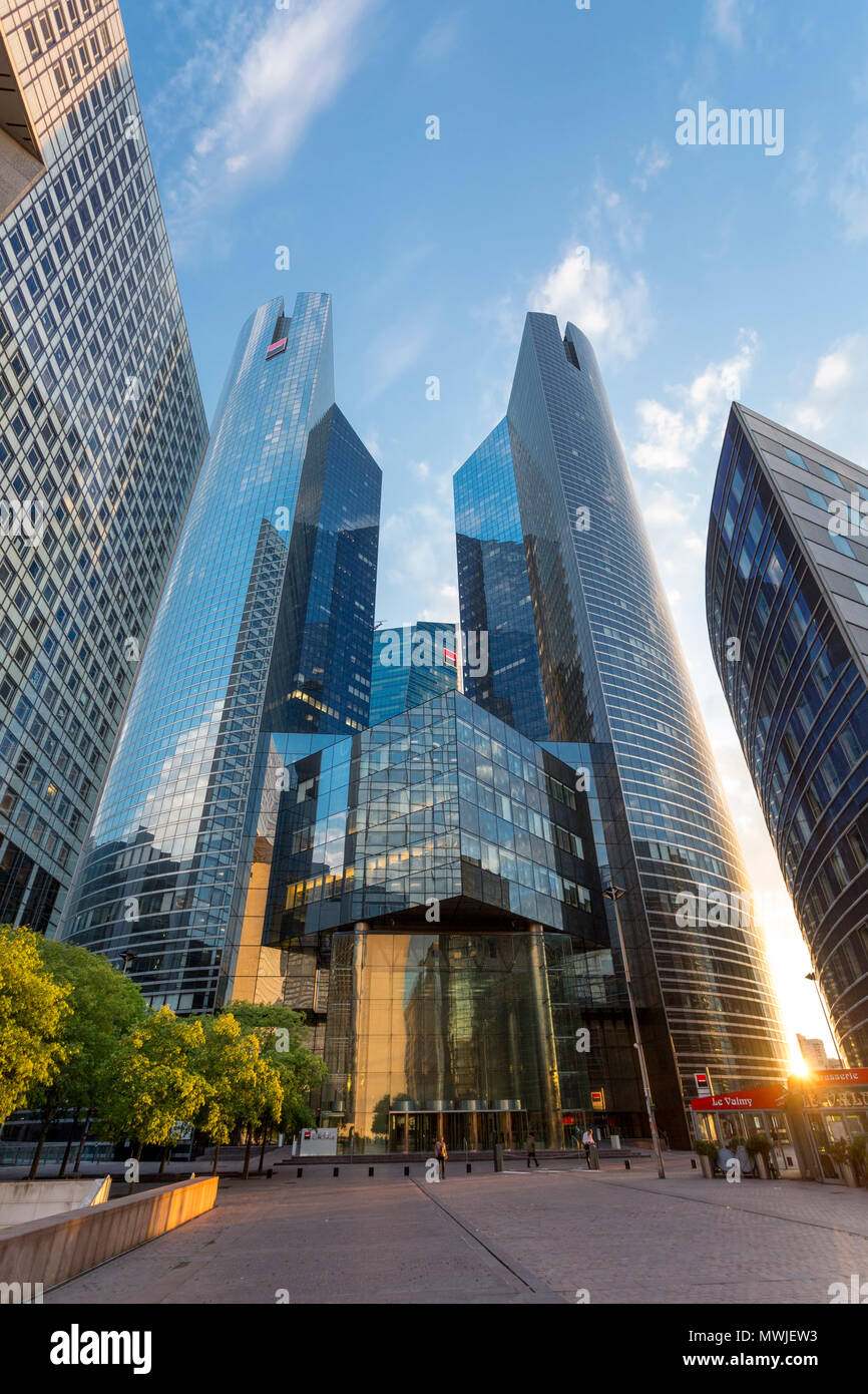 Setting sunlight over the financial district and modern architecture of ...
