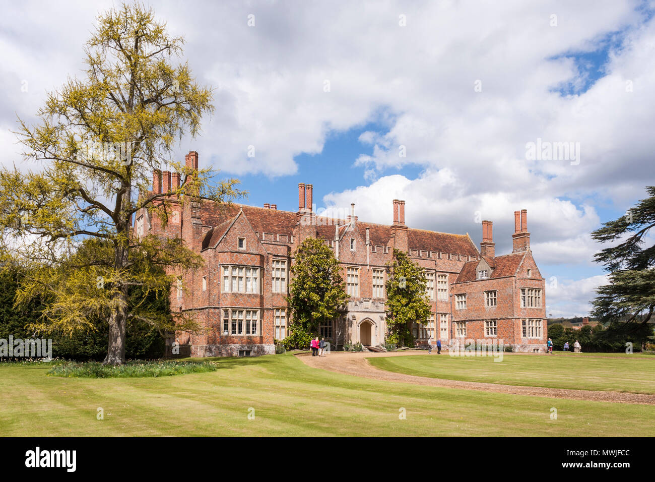 Mapledurham House exterior view of the Elizabethan stately home in ...