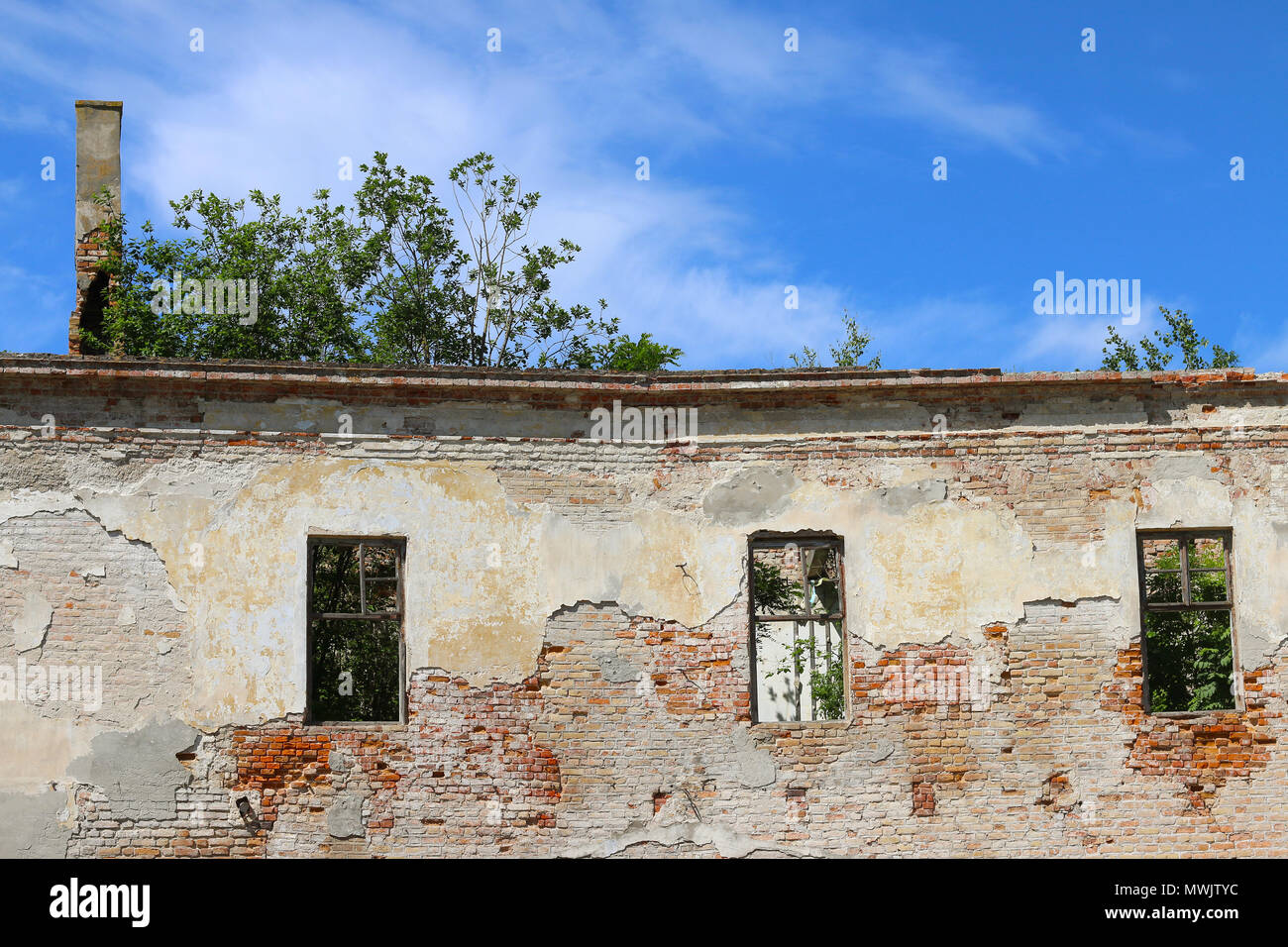 Old brick destroyed building hi-res stock photography and images - Alamy
