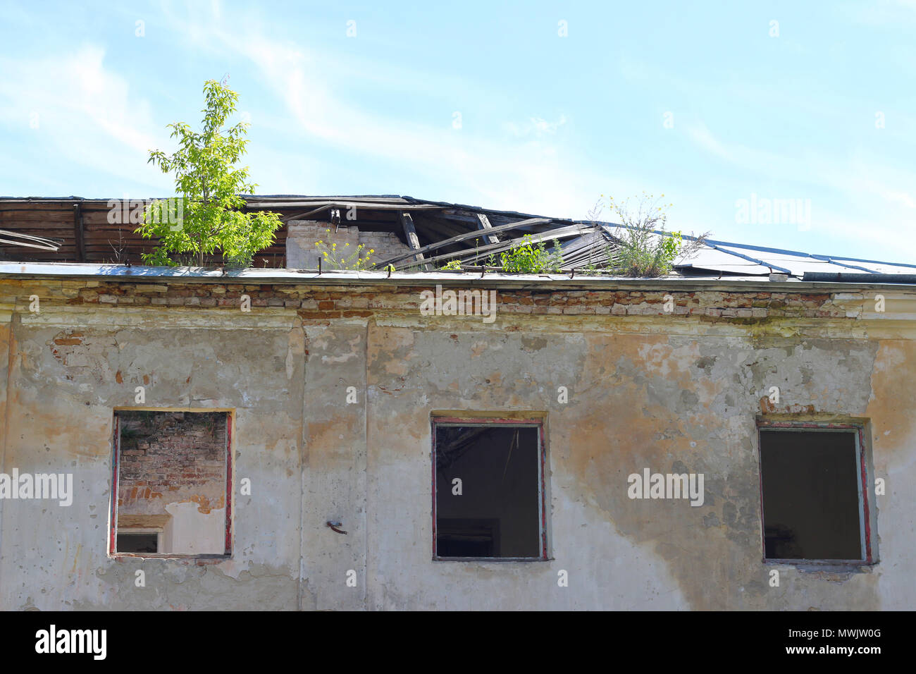 Old brick destroyed building hi-res stock photography and images - Alamy