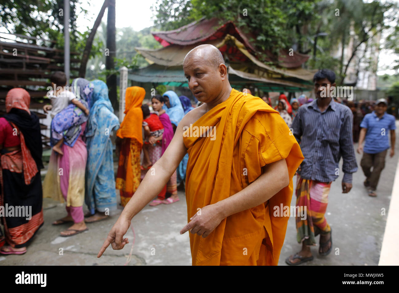 Dhaka, Bangladesh. Banglaeshi poor Muslims gather at Dharmarajika ...