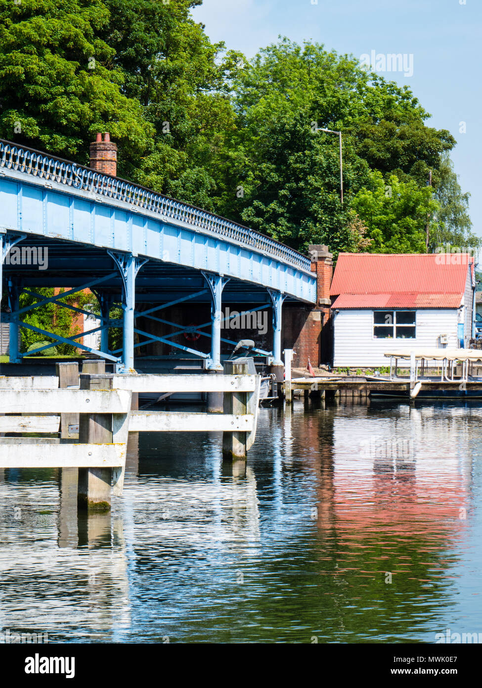 Cookham berkshire path thames hi-res stock photography and images - Alamy