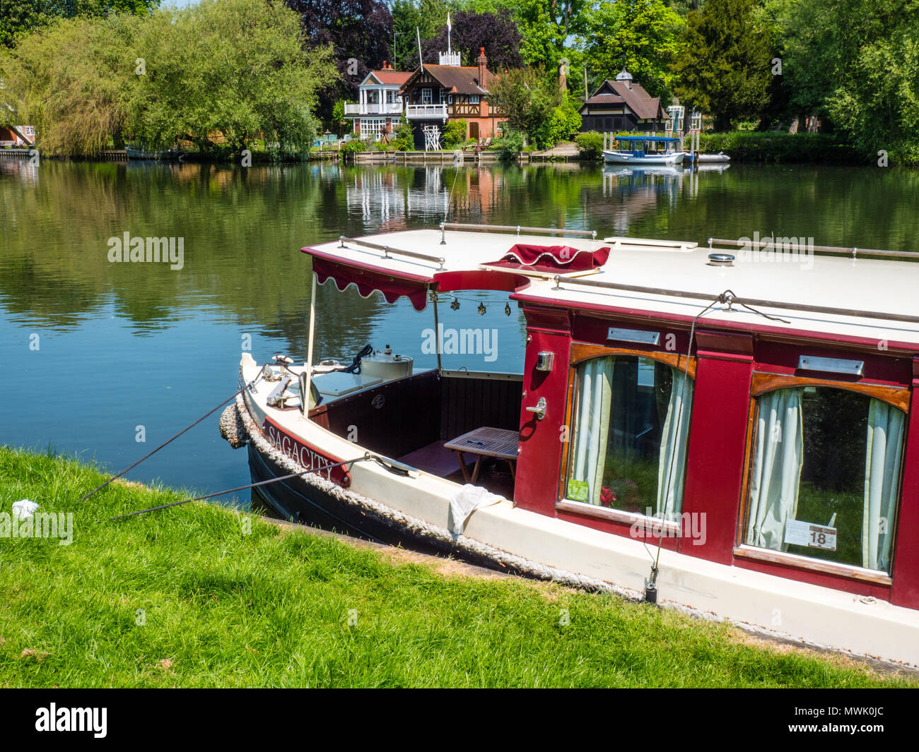 Boat on River Thames nr Cookham, Maidenhead, Berkshire, England, UK, GB ...