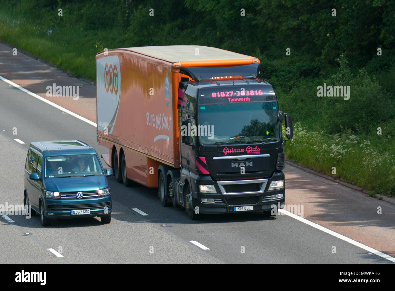 Tnt delivery lorry hi-res stock photography and images - Alamy