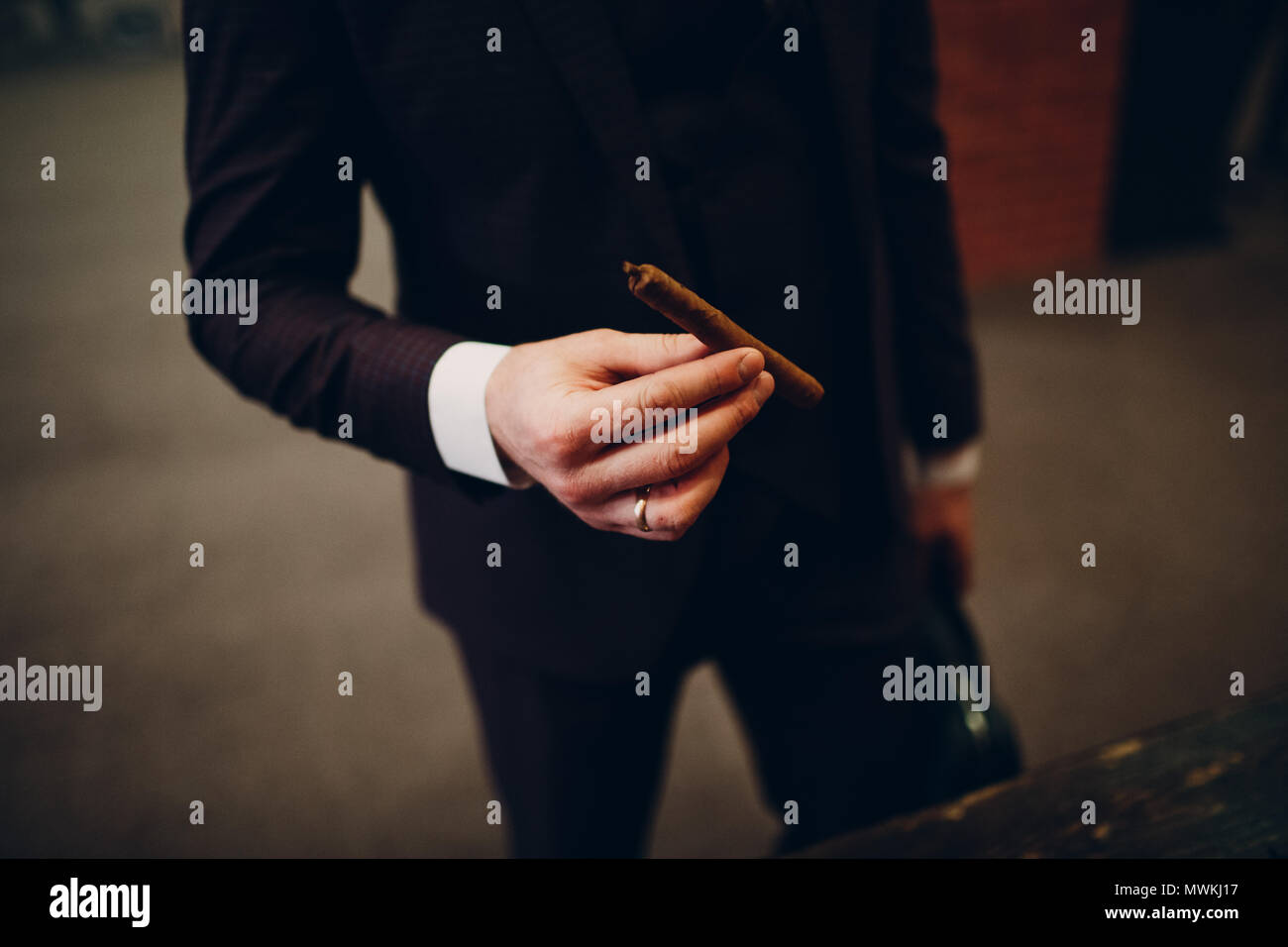 Cuban man hand making cigars hi-res stock photography and images - Alamy
