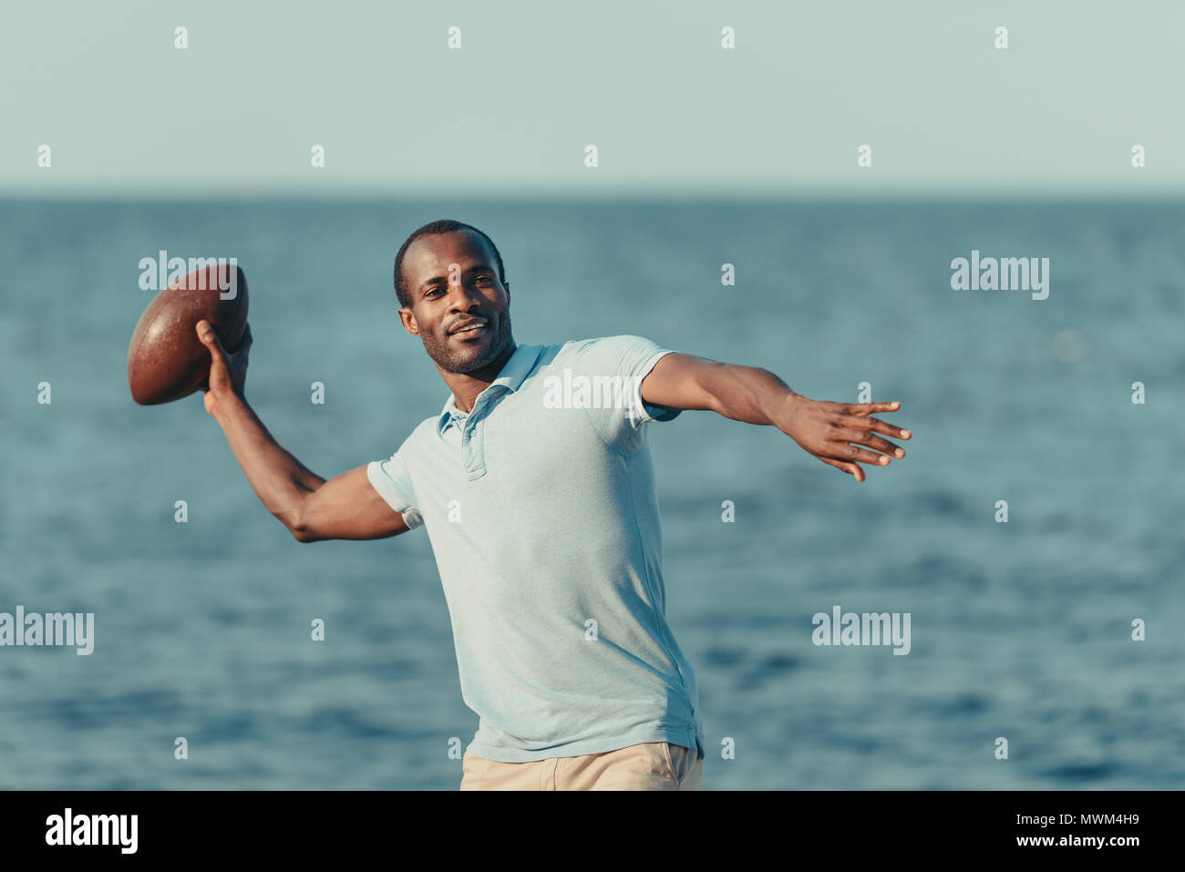 Throwing rugby ball hi-res stock photography and images - Alamy