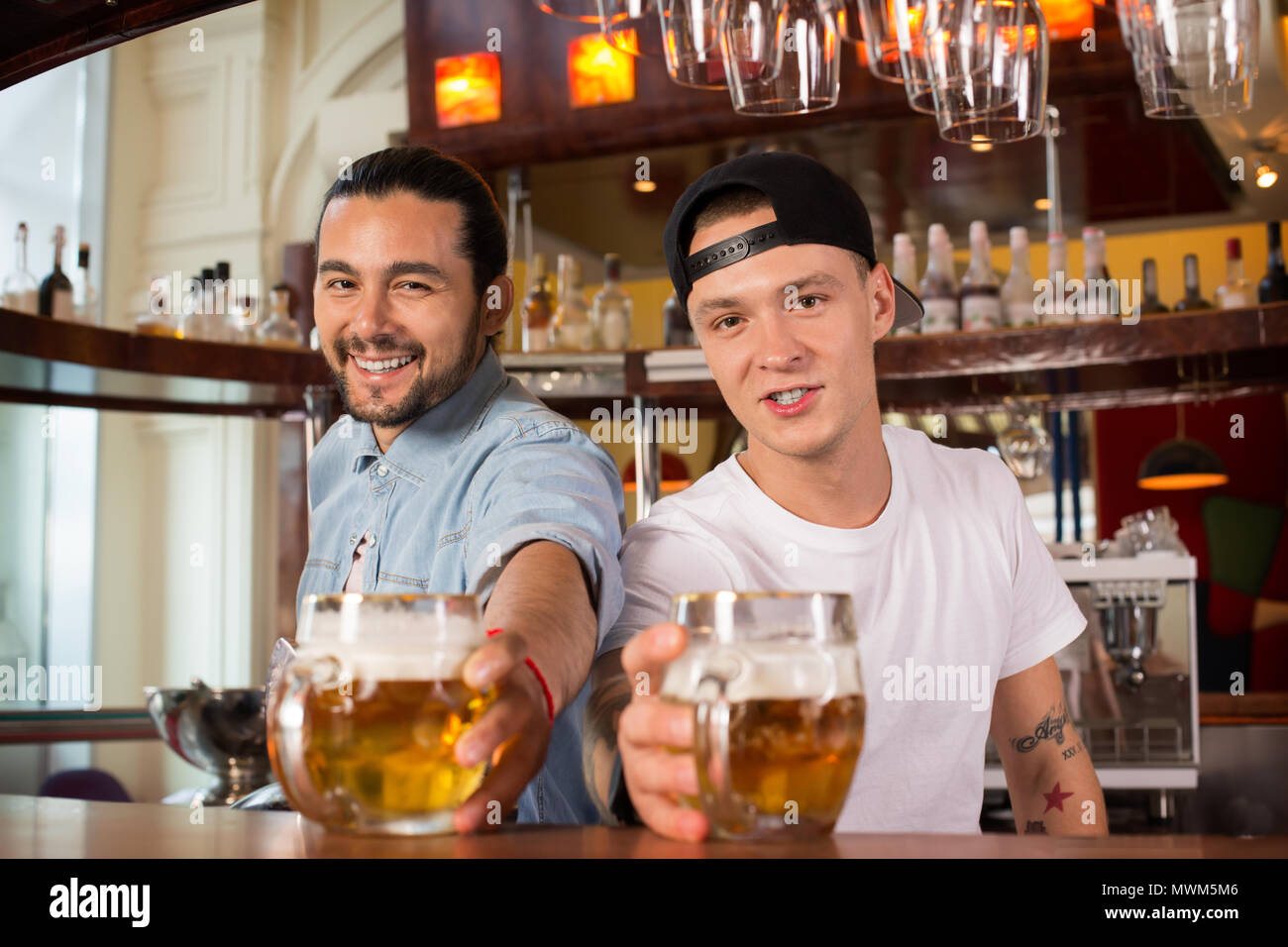 Happy pub customers hi-res stock photography and images - Alamy