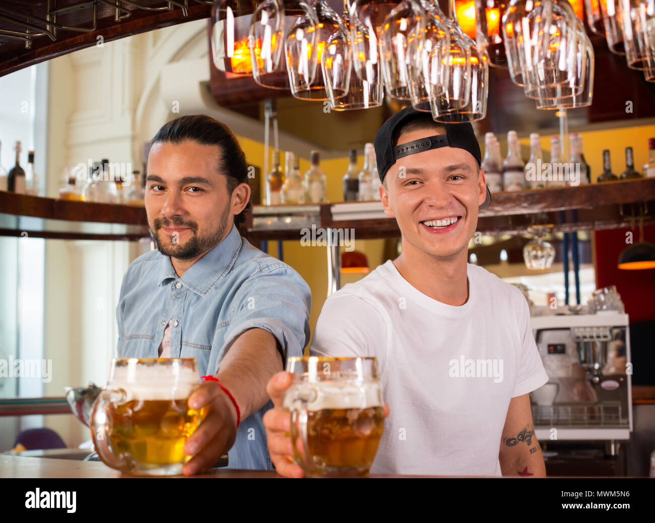 Happy pub customers hi-res stock photography and images - Alamy