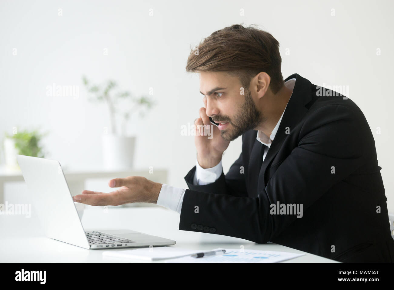 Business people solving problems hi-res stock photography and images ...