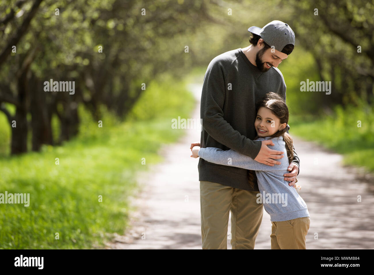 Father embracing daughter hi-res stock photography and images - Alamy