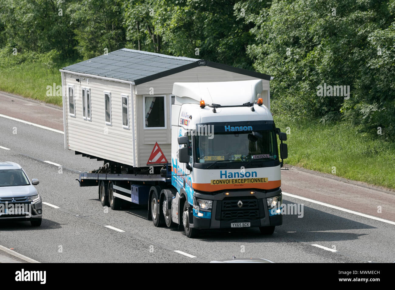 hanson convoi exceptionnel transport logistics HGV lorry M6 motorway ...