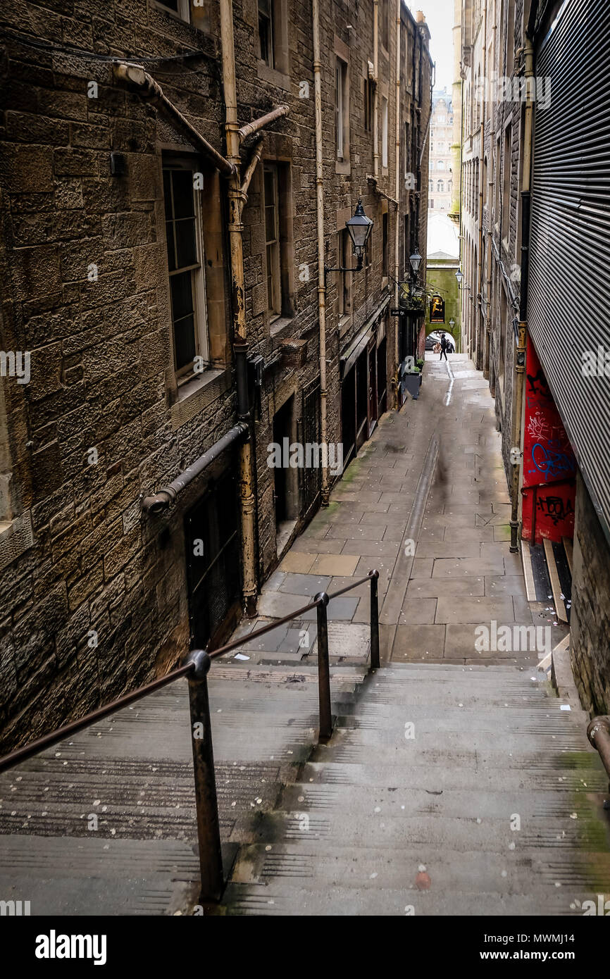 EDINBURGH, SCOTLAND - April 2018: An alley near the Royal Mile in the ...