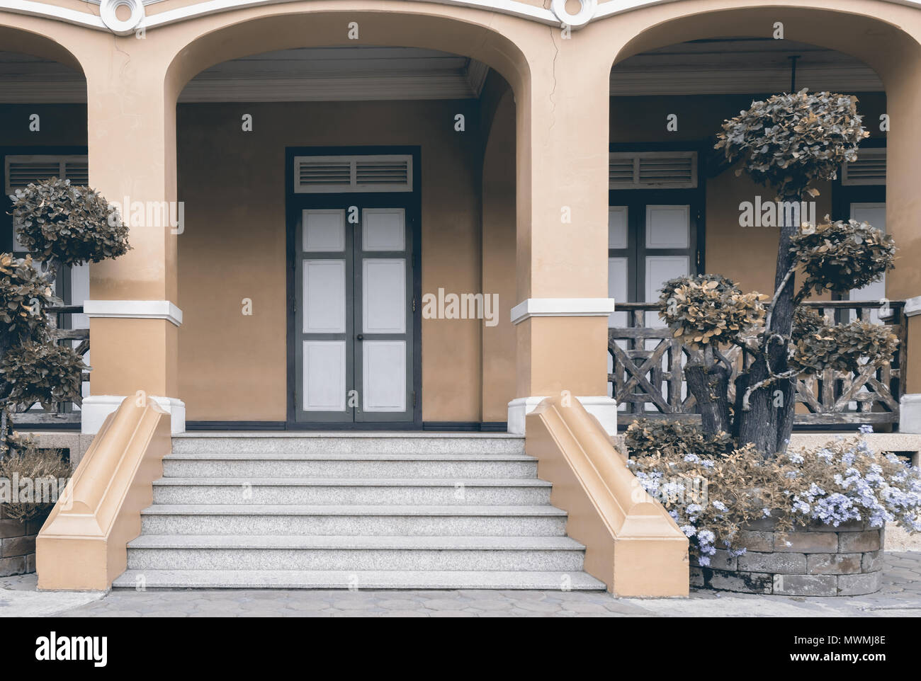 Retro building hi-res stock photography and images - Alamy