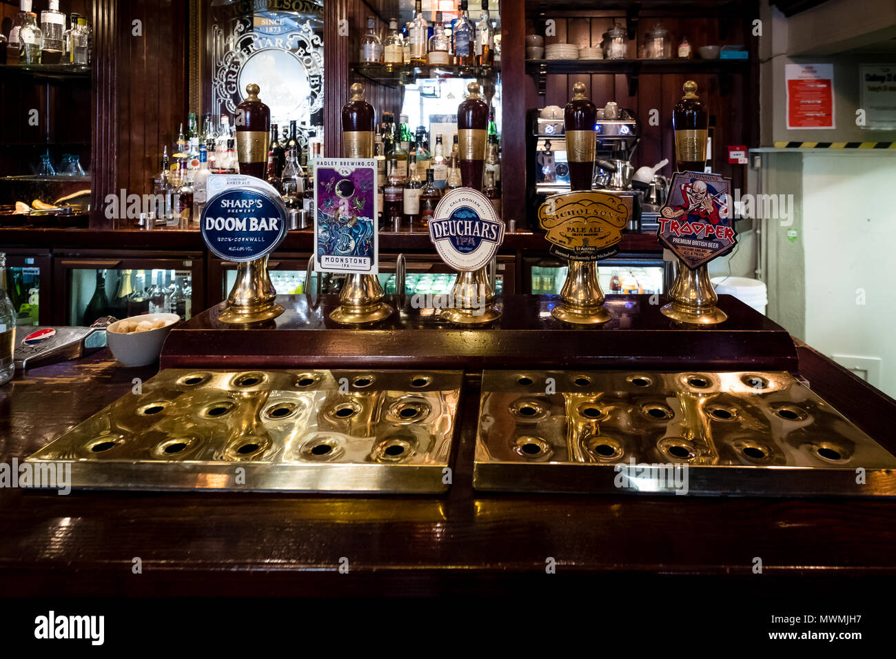 Classic english pub interior hi-res stock photography and images - Alamy