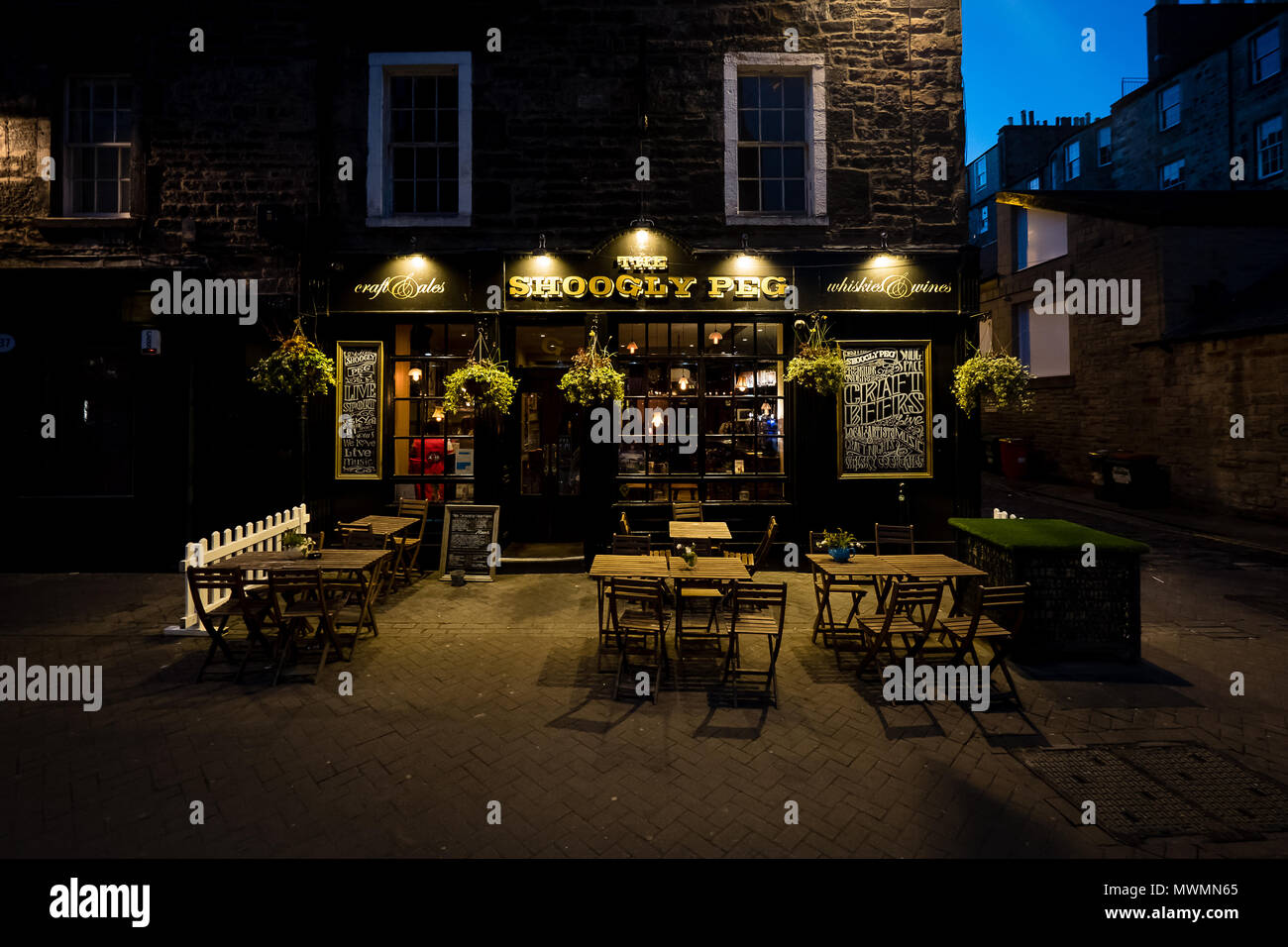 Old pubs in edinburgh hi-res stock photography and images - Alamy