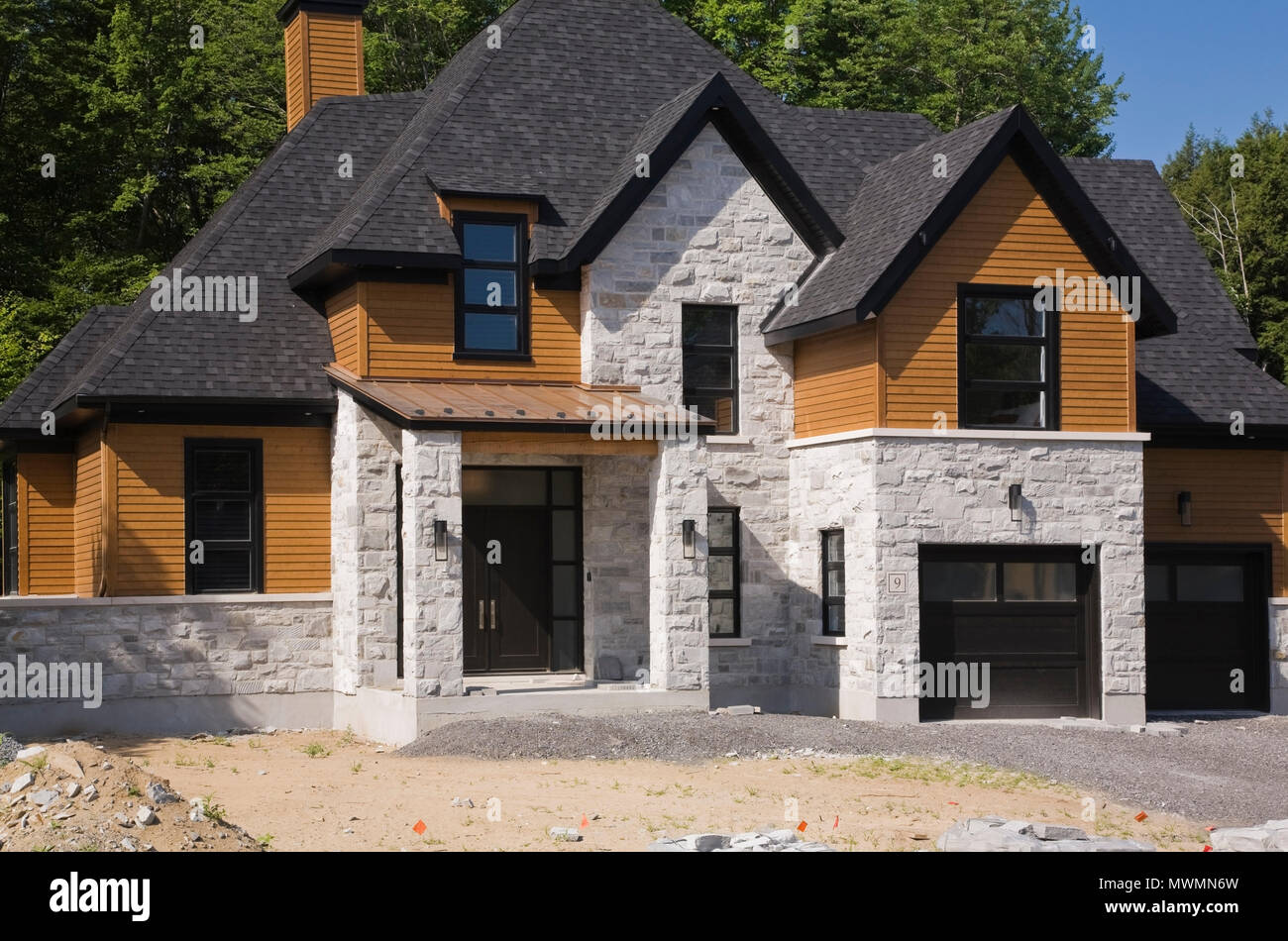 Residential home with unfinished frontyard and driveway Stock Photo - Alamy