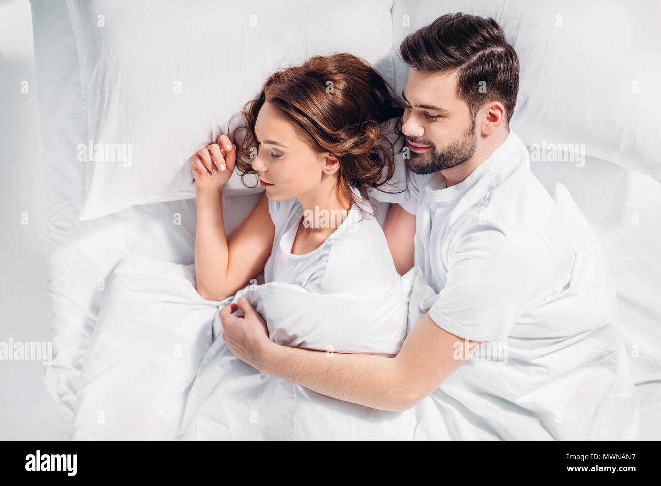 Couple sleeping in bed together hi-res stock photography and images - Alamy