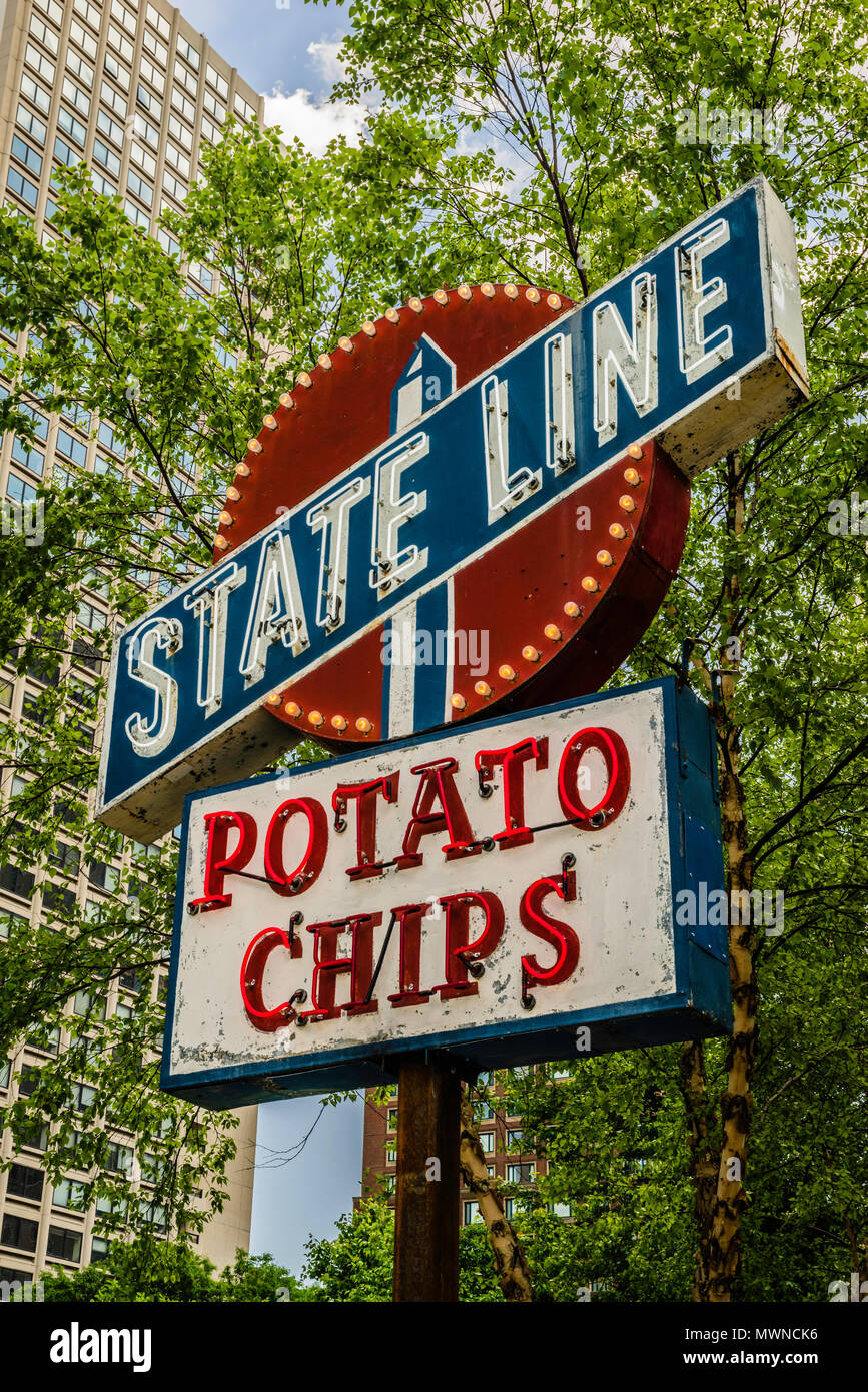 State line patato chips sign hi-res stock photography and images - Alamy