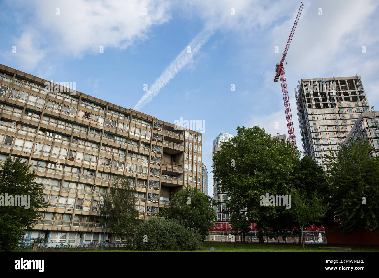Robin hood gardens, tower hamlets hi-res stock photography and images ...