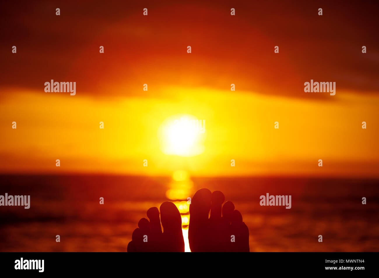Pretty feet barefoot beach hi-res stock photography and images - Alamy