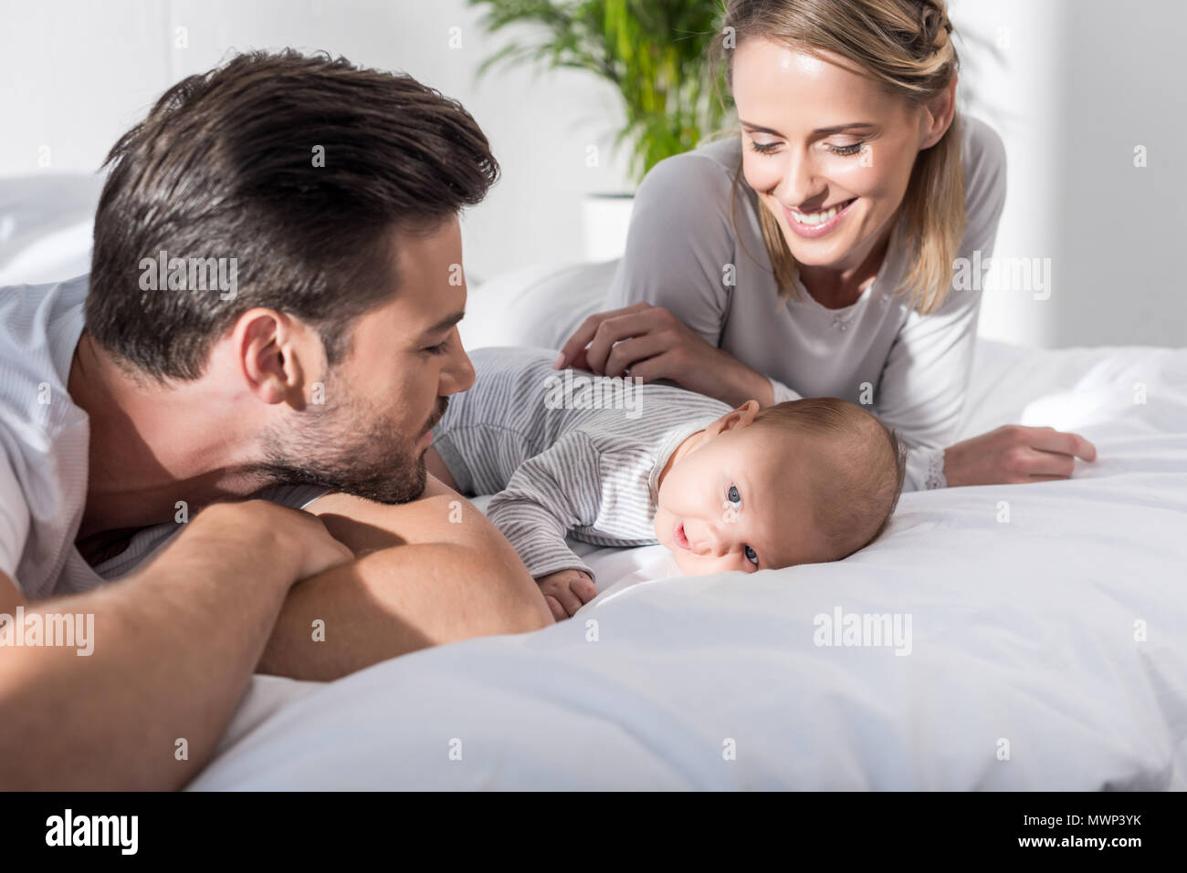 Parents child in bed home hi-res stock photography and images - Alamy