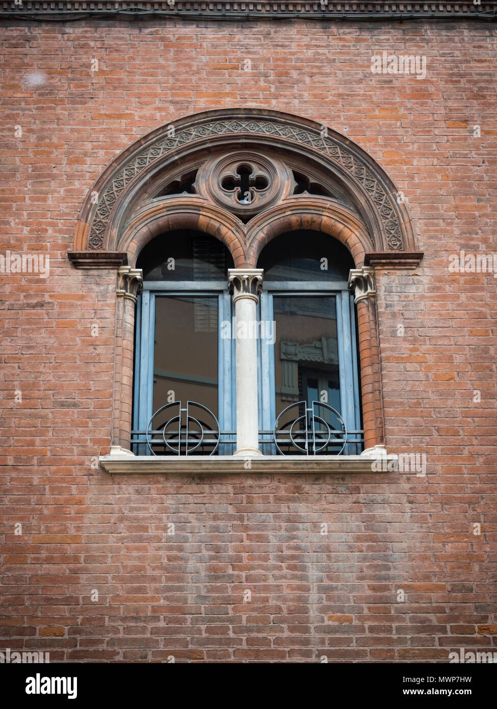 Double lancet window of Italian medieval palace Stock Photo - Alamy