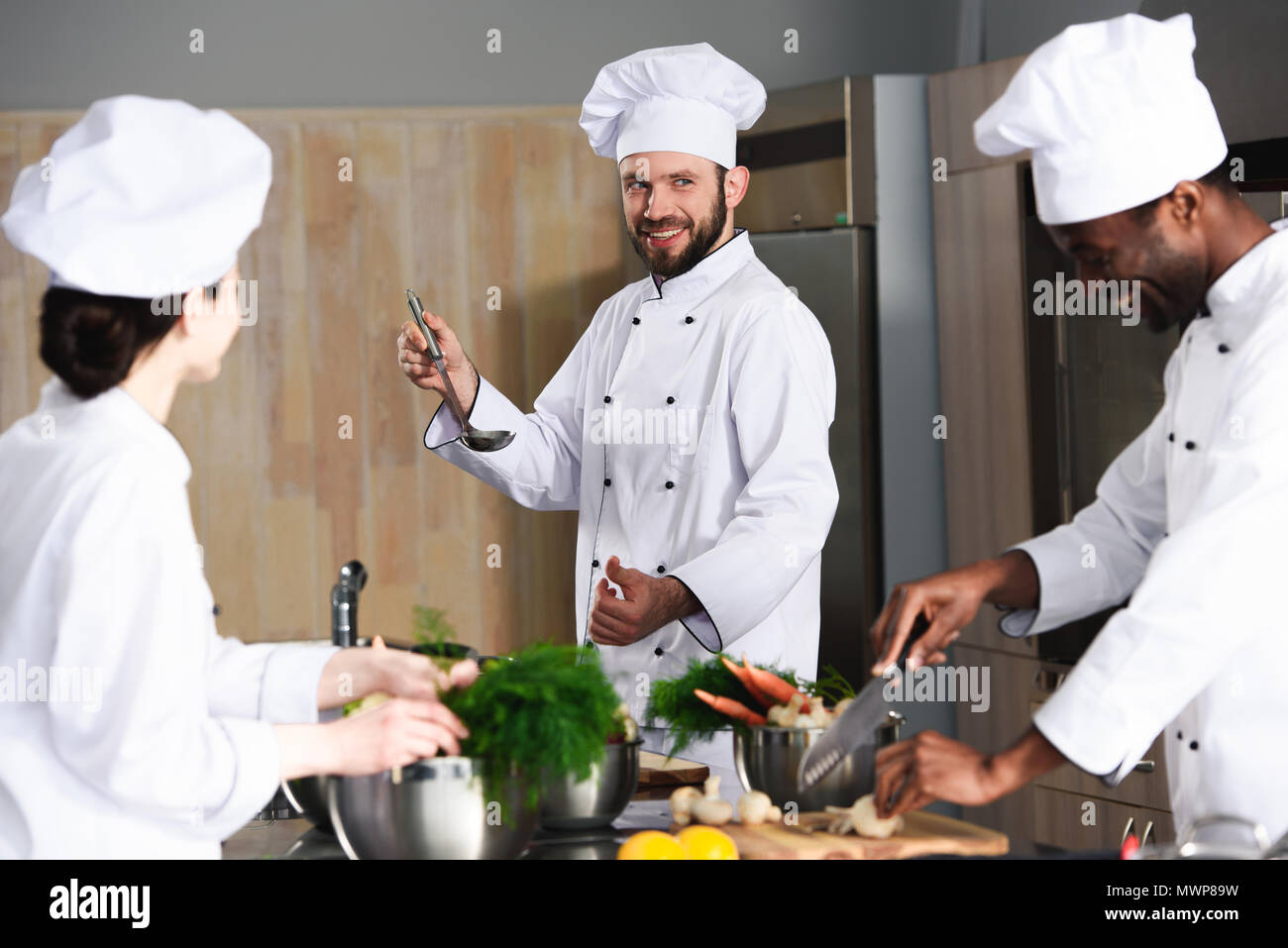 Team working together chefs hi-res stock photography and images - Alamy