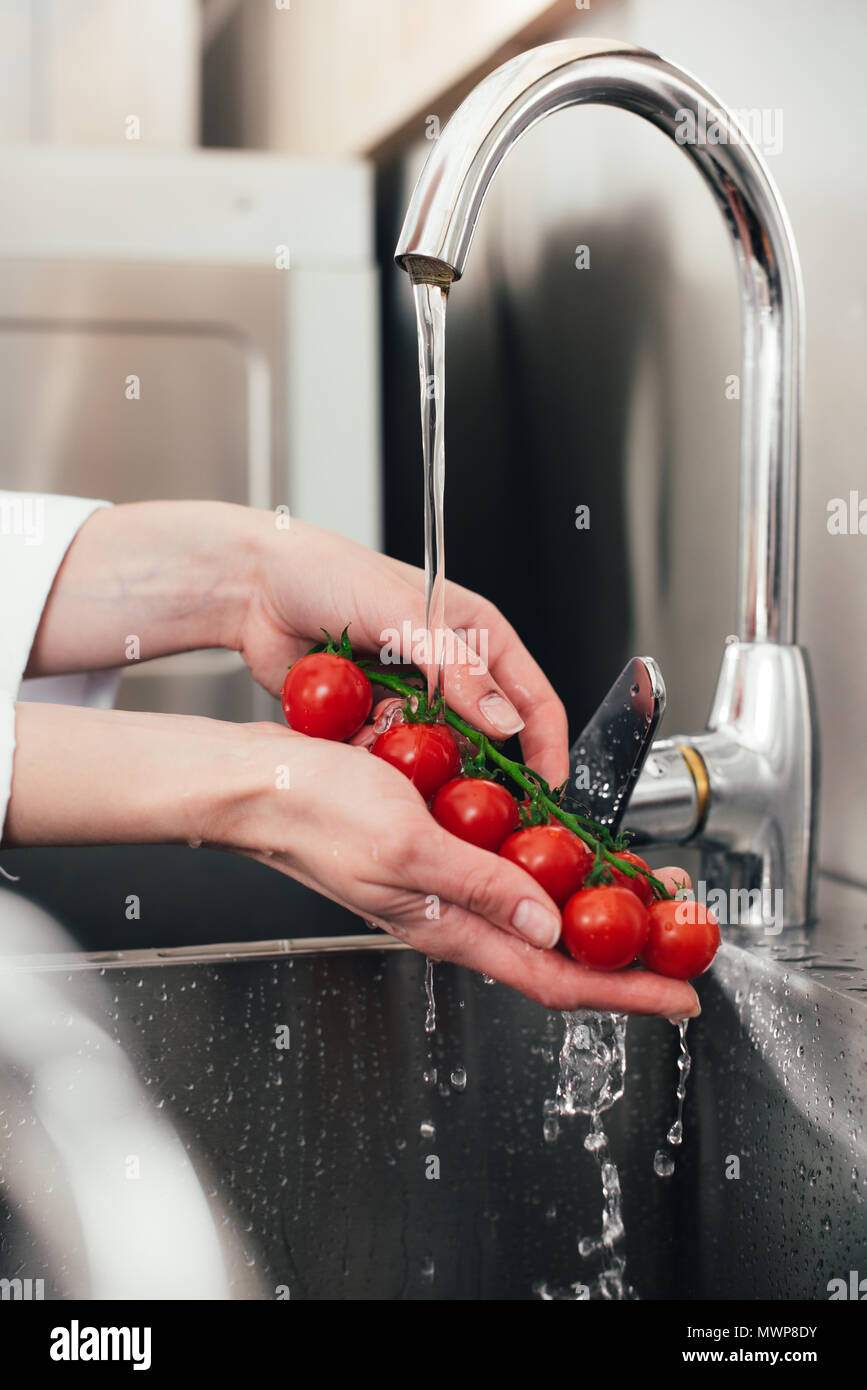 Washing tomatoes hi-res stock photography and images - Alamy