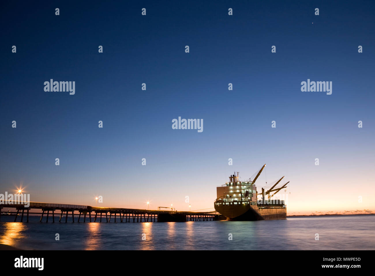 Vessel loading hi-res stock photography and images - Alamy