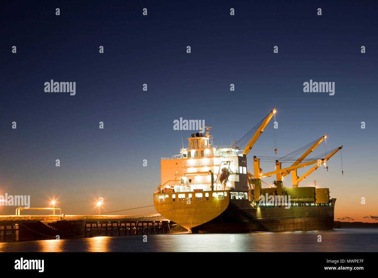 Vessel loading hi-res stock photography and images - Alamy