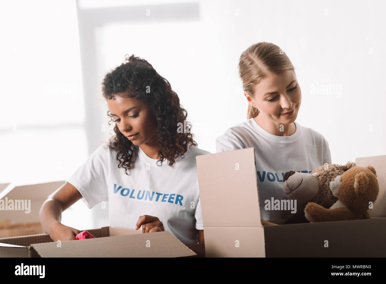 Volunteers packing hi-res stock photography and images - Alamy