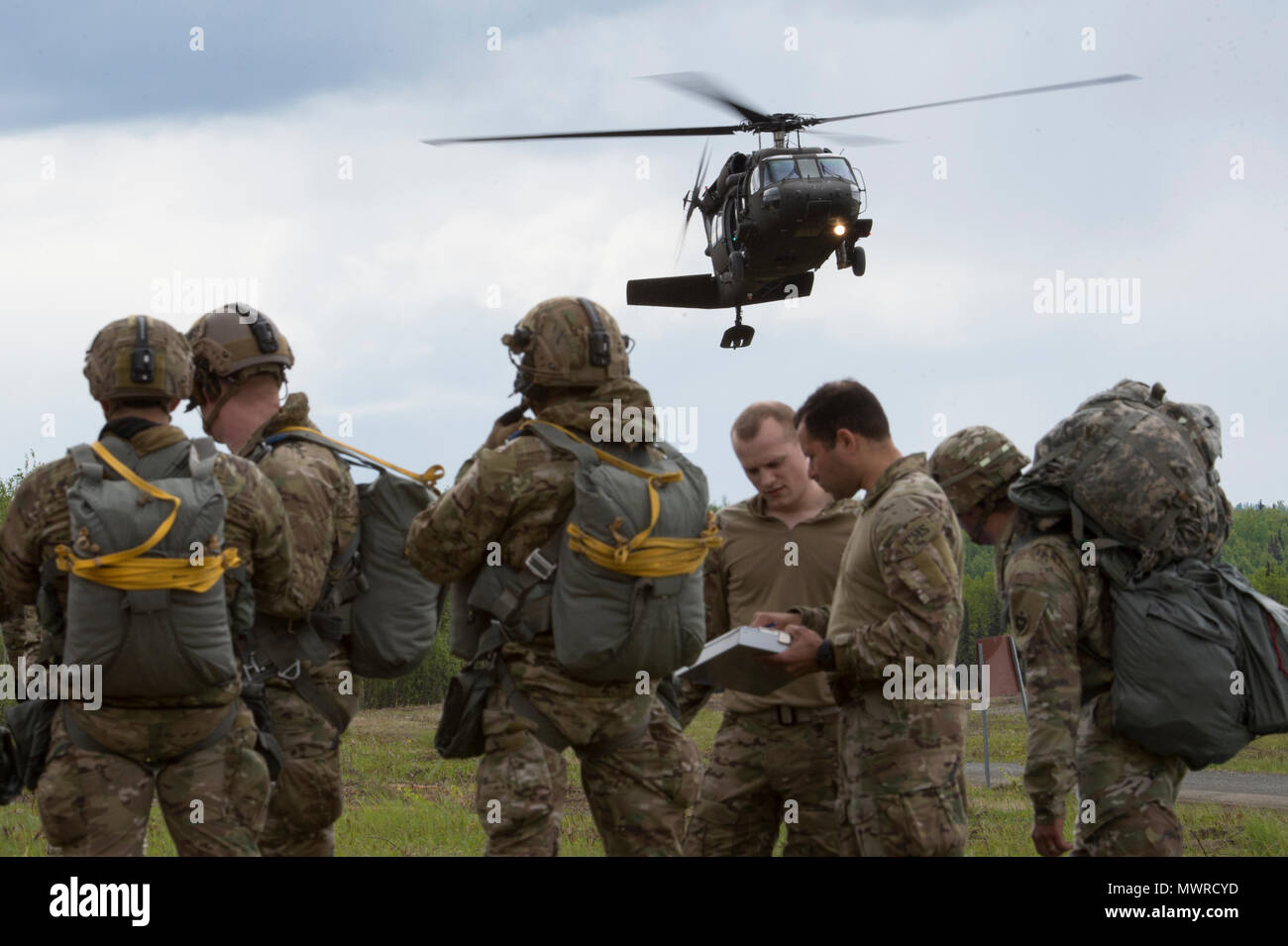 An Alaska Army National Guard UH-60 Black Hawk helicopter approaches ...