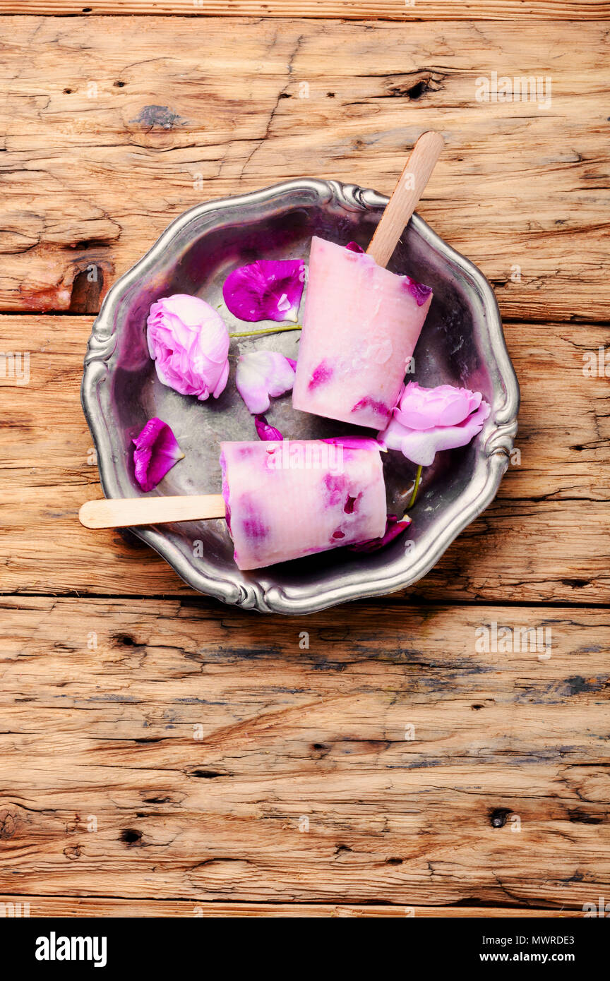 Summer vanilla ice cream with fresh rose flowers Stock Photo - Alamy