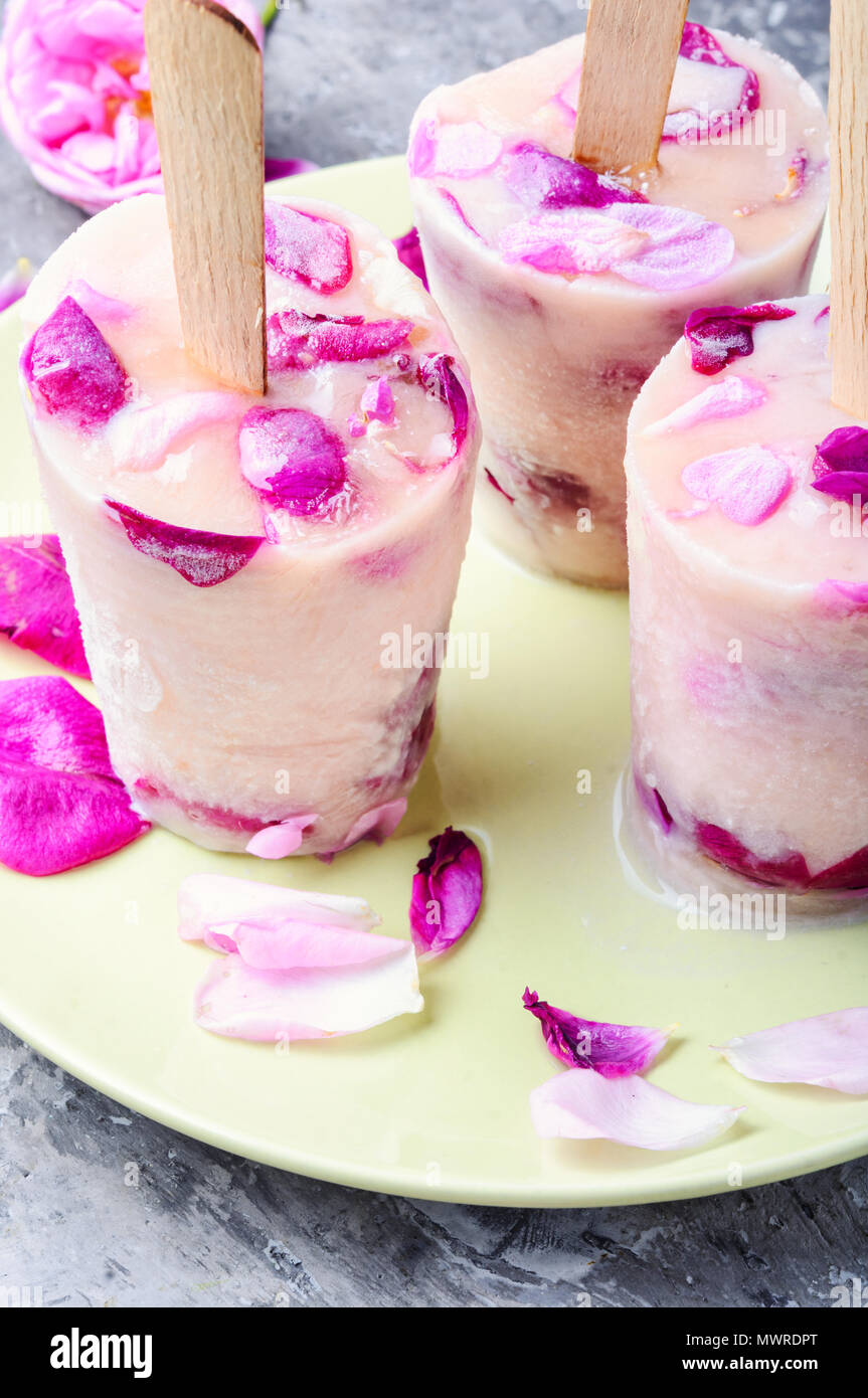 Summer vanilla ice cream with fresh rose flowers Stock Photo - Alamy