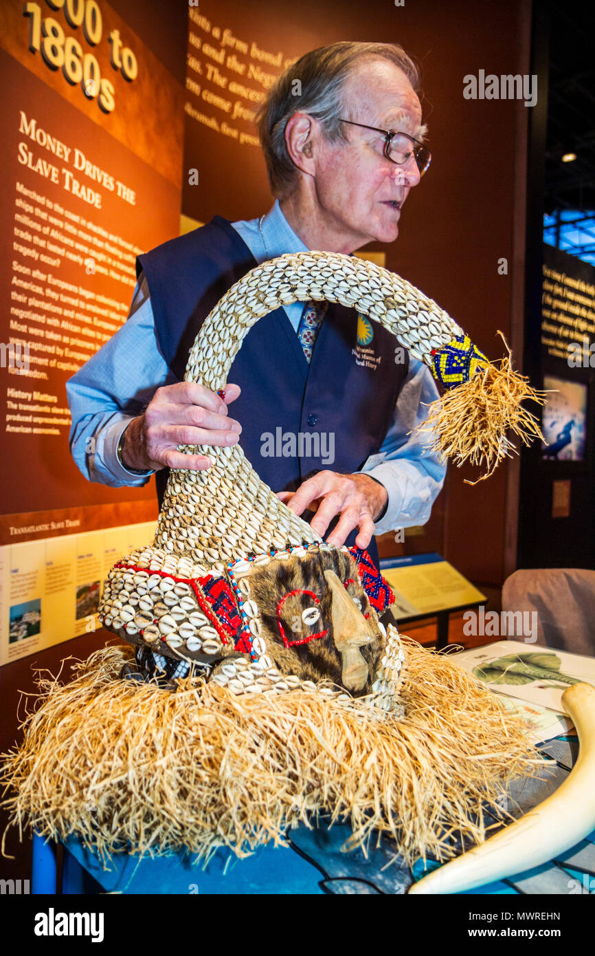 African mask museum hi-res stock photography and images - Alamy