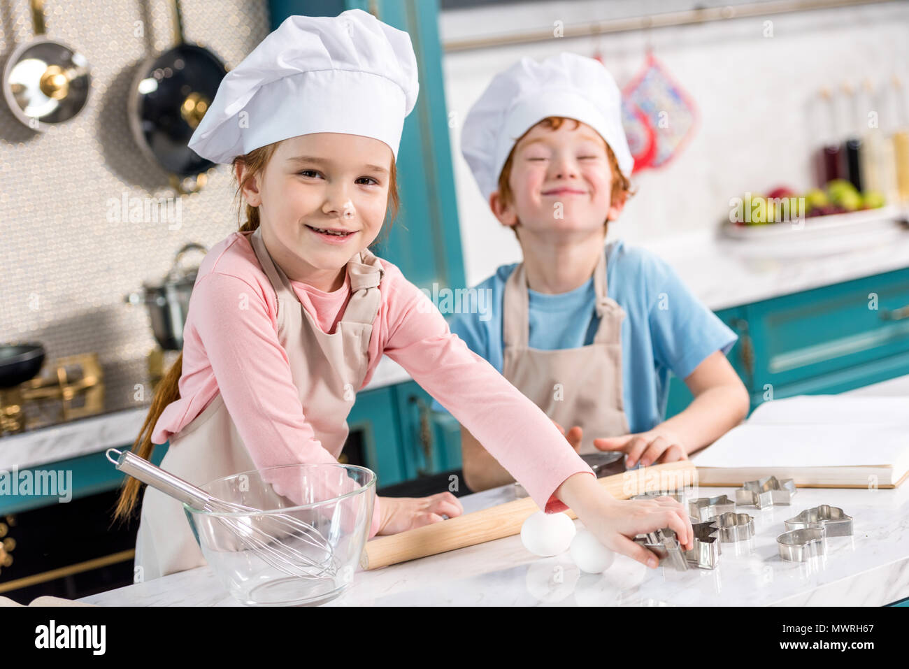 Children cooking hi-res stock photography and images - Alamy