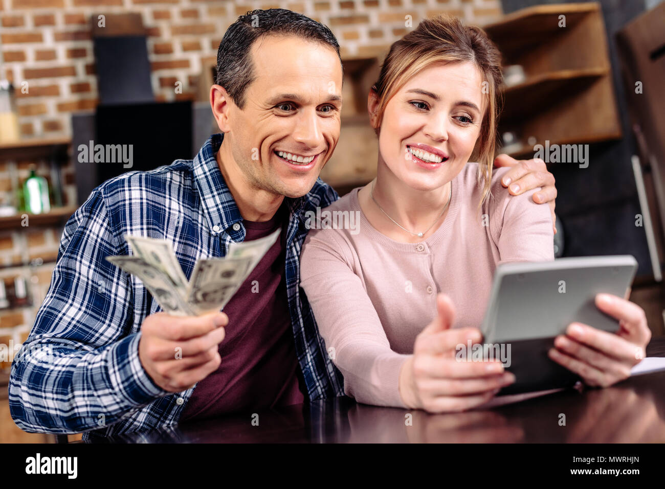 Couple counting money calculator hi-res stock photography and images ...
