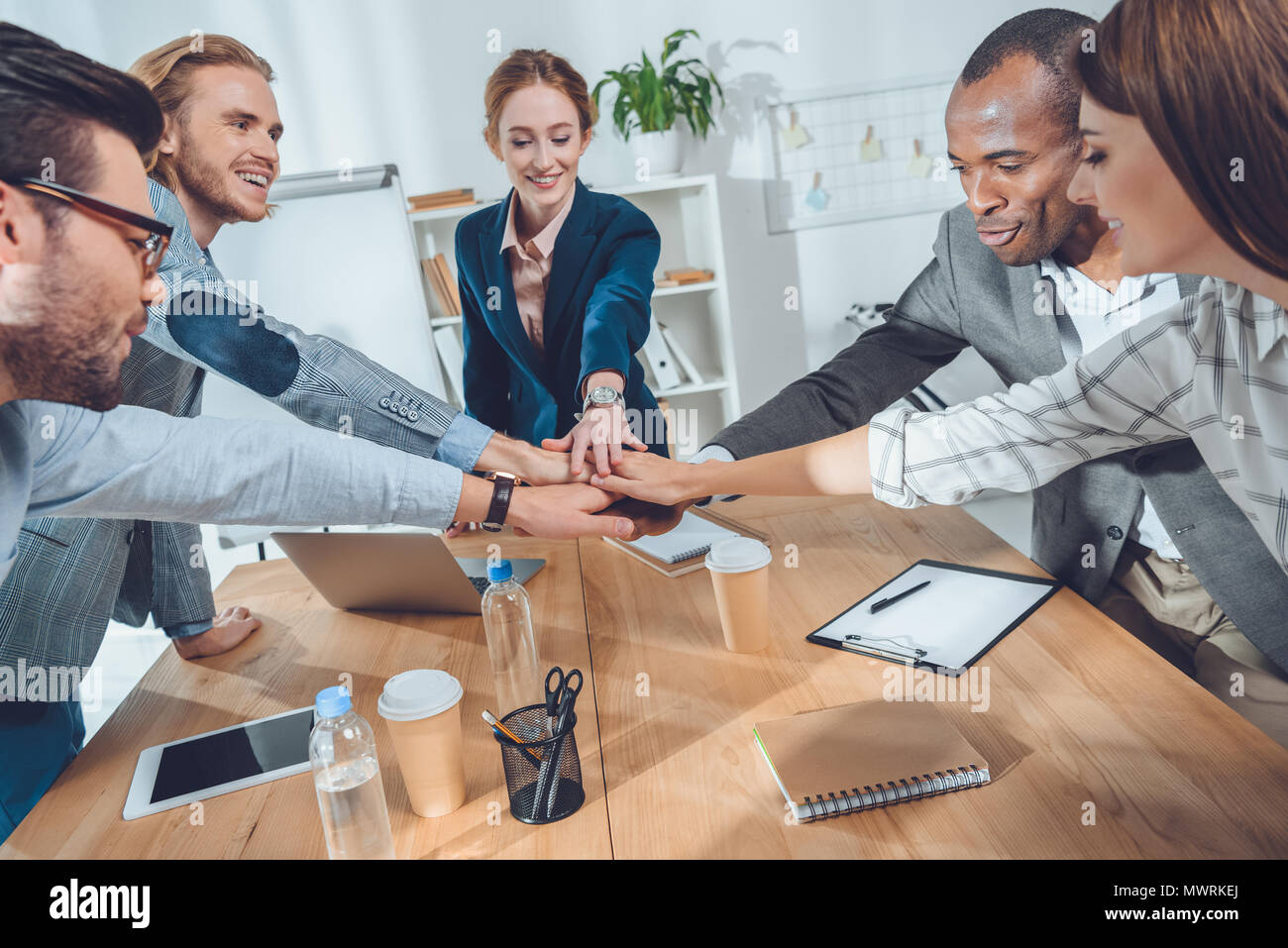 Team shaking hands hi-res stock photography and images - Alamy